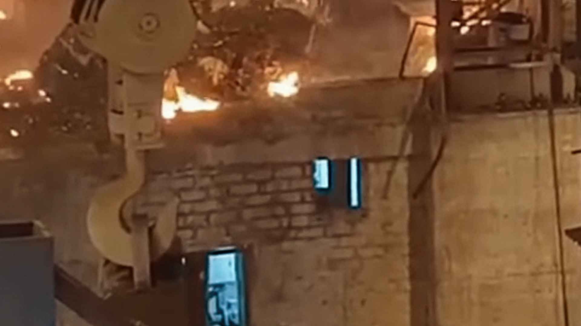 Požár po explozi v továrně - BOZPforum.cz